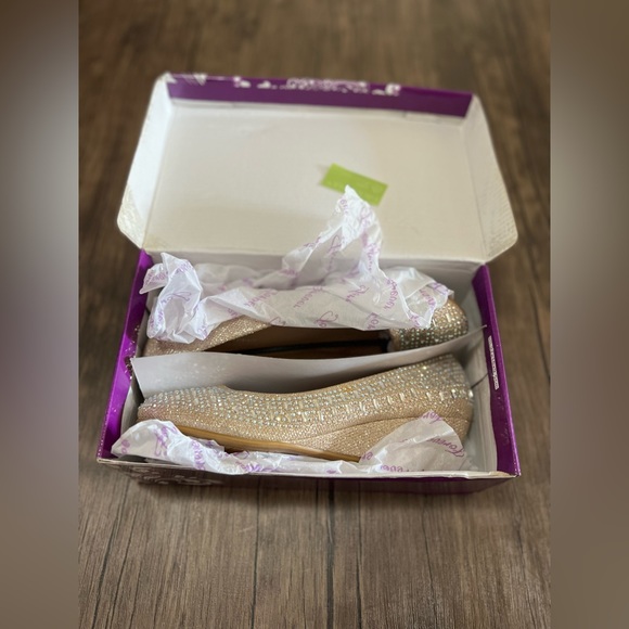 Forever 21 | Shoes | Nwot Forever Womens Low Wedge Heel Closed Toe ...